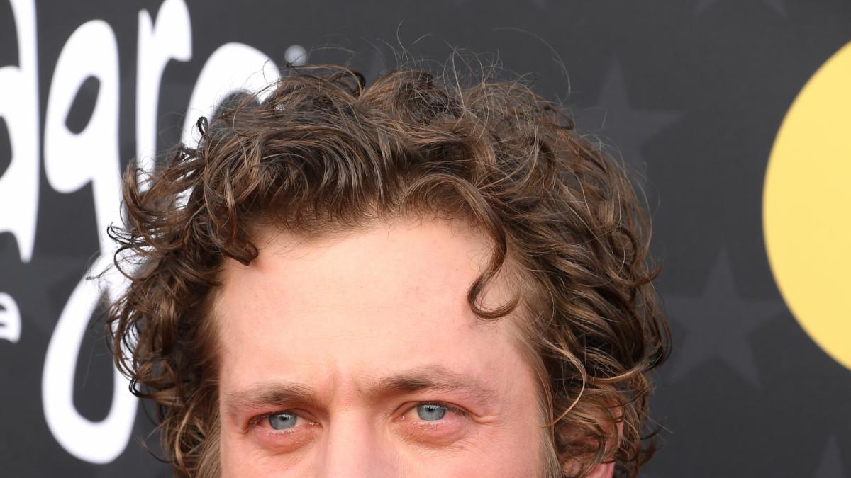 El detalle del 'look' de Jeremy Allen que ya llevó Rauw y que ha dado ...