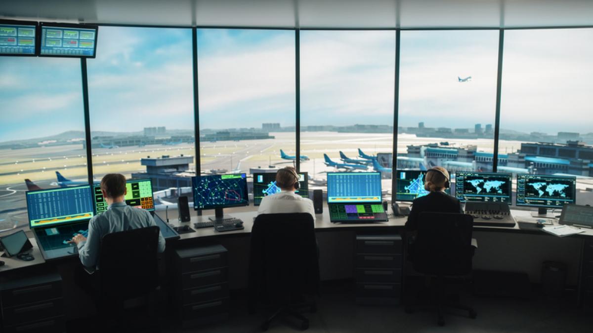 Este es el sueldo de un controlador aéreo y sus complementos salariales