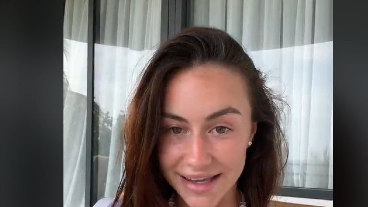 Se indigna por lo que pasa tras reclinar el asiento en pleno vuelo: el ...