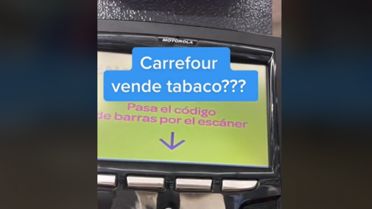 Pasa su tabaco por la máquina de códigos de barras de Carrefour y hay ...