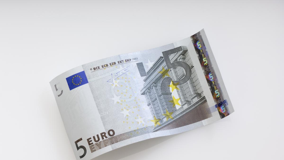 Avisan de la proliferación de unos billetes de cinco euros que no valen ...