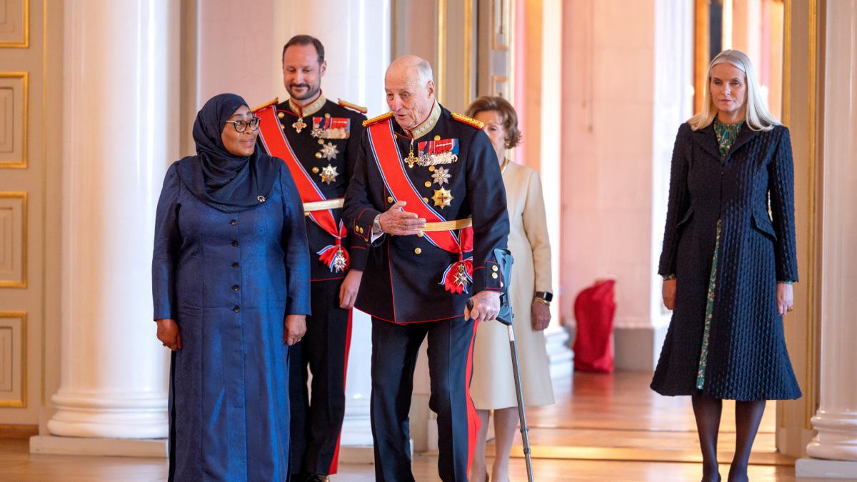 El rey Harald de Noruega, operado con éxito tras serle implantado un marcapasos permanente