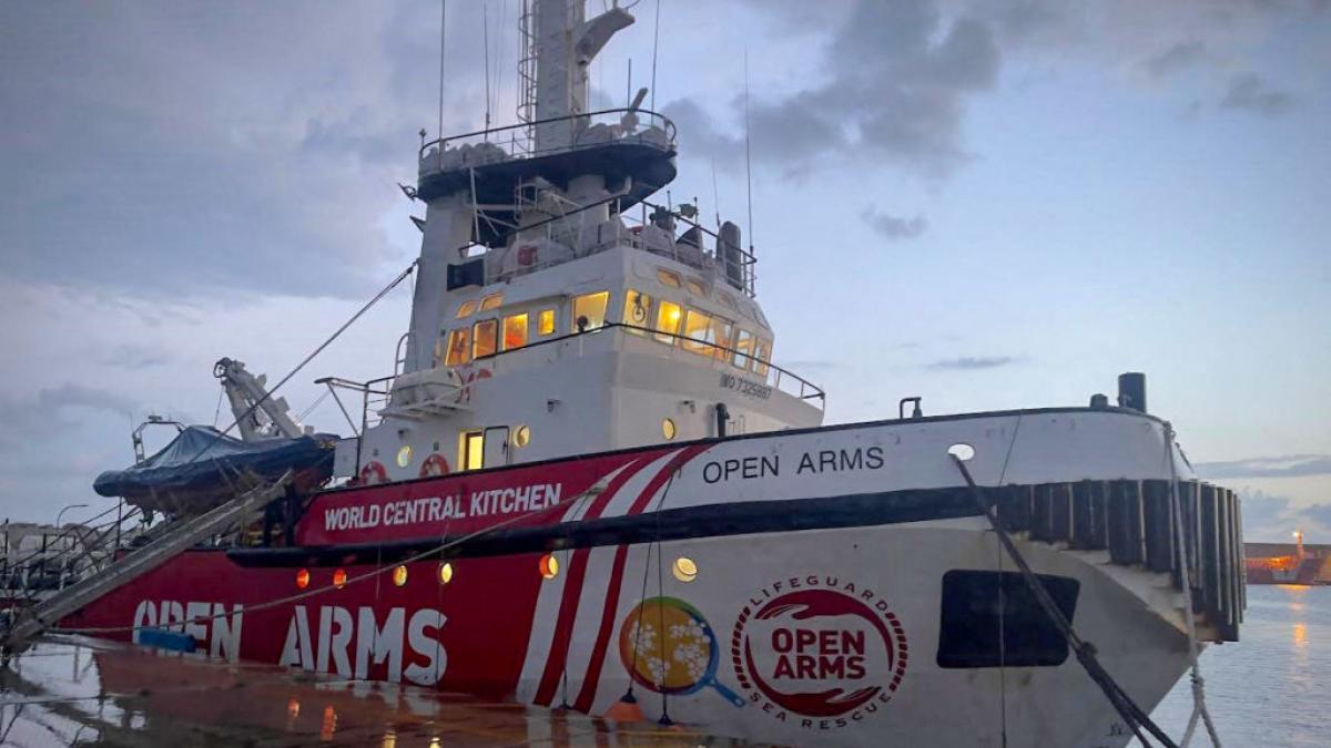 El Open Arms estrena el nuevo corredor humanitario en Gaza y descarga ...