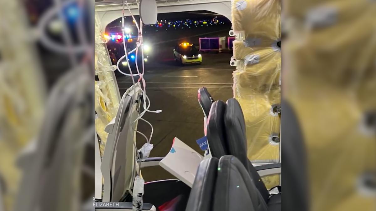 El dramático momento en el que la puerta de emergencia de un avión se abre en pleno vuelo