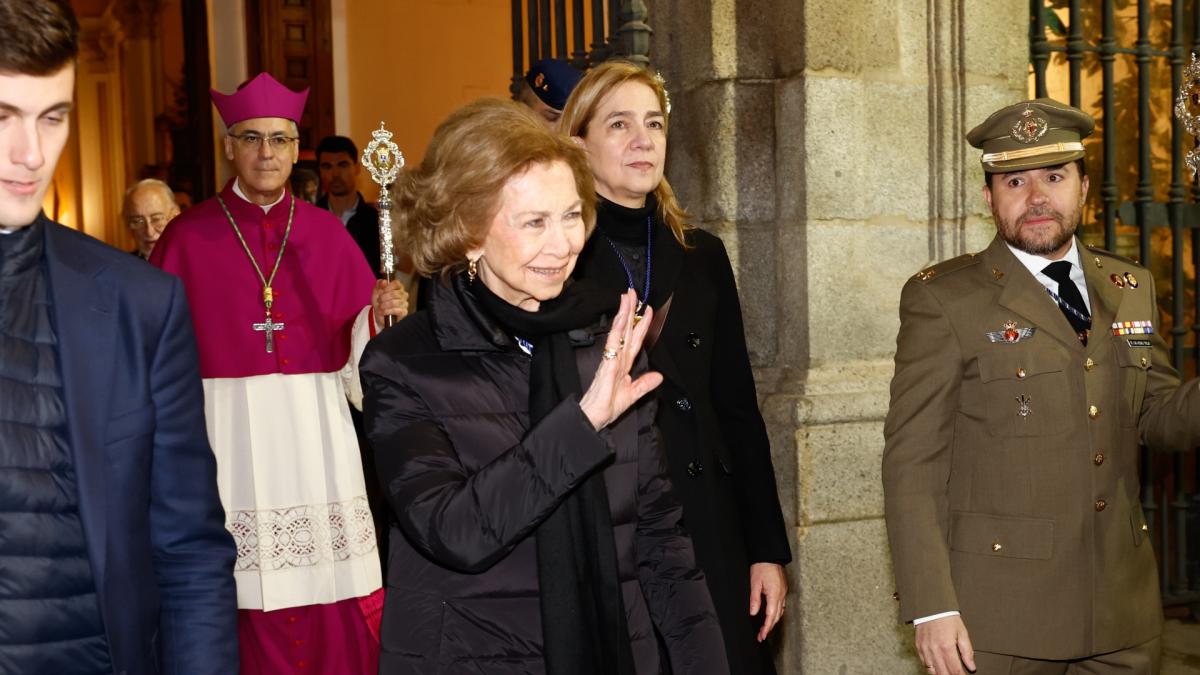 La reina Sofía, de nuevo, protagonista en un acto de Semana Santa, esta vez, con regalo incluido