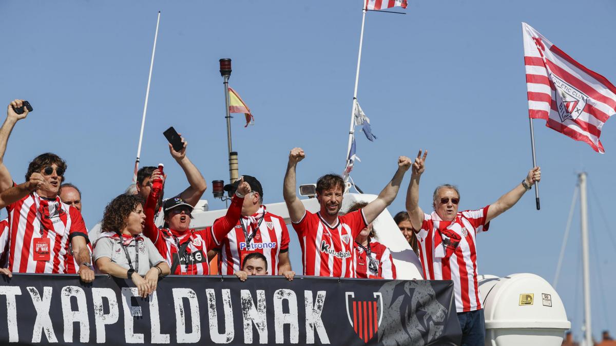 La Gabarra del Athletic recorre la ría de Bilbao para celebrar la Copa ...