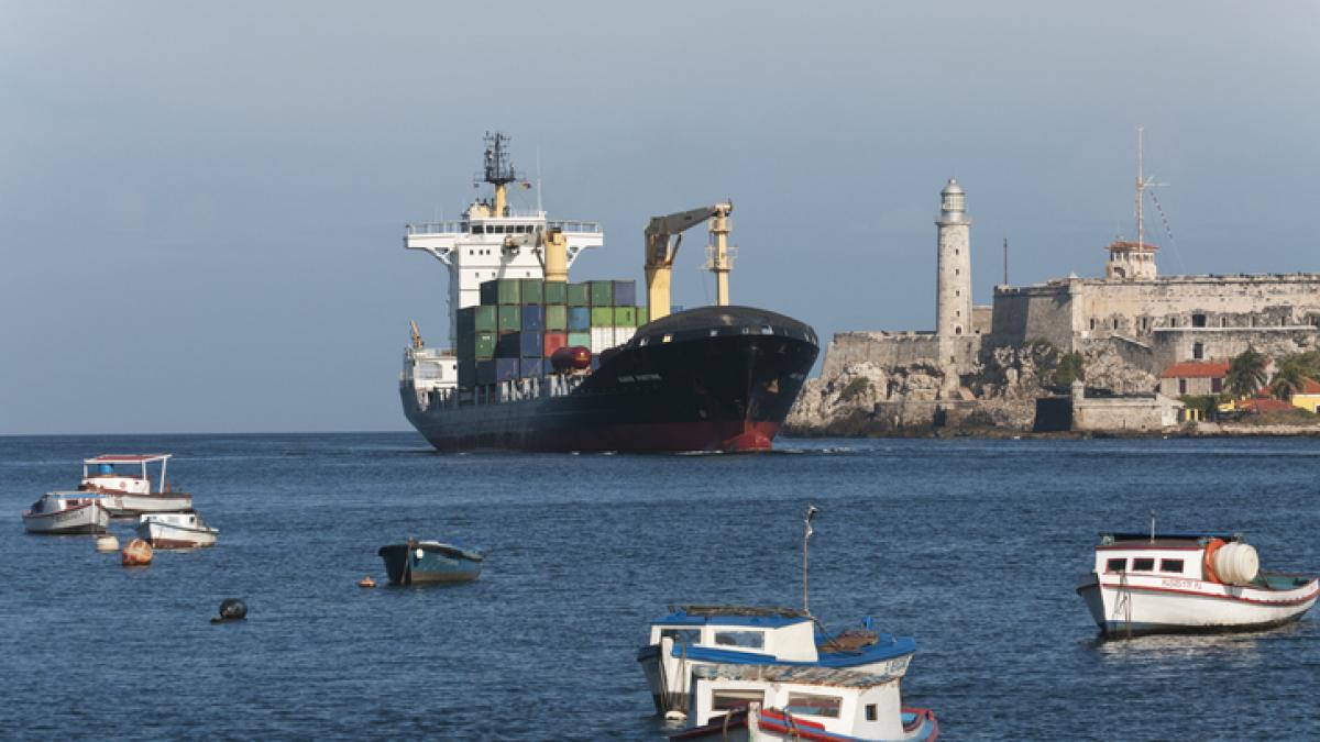 El único barco que viene y va entre Cuba y EEUU lleva una carga que le ...