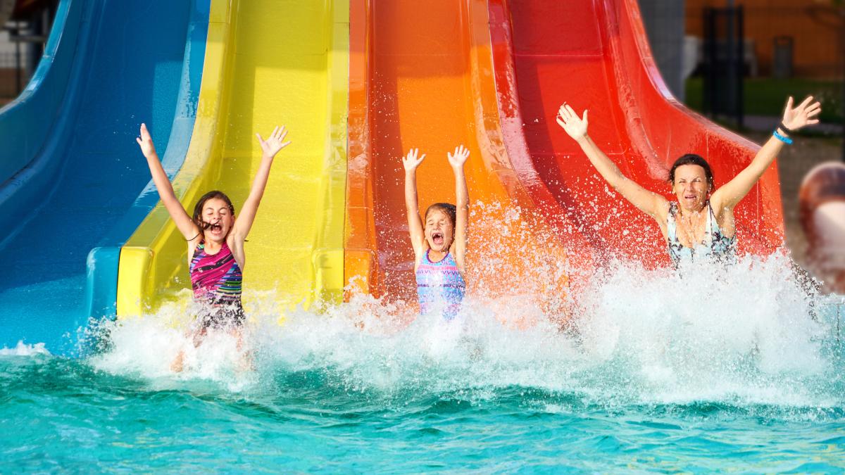 El parque acuático más grande de Europa es español: tiburones y la ola ...