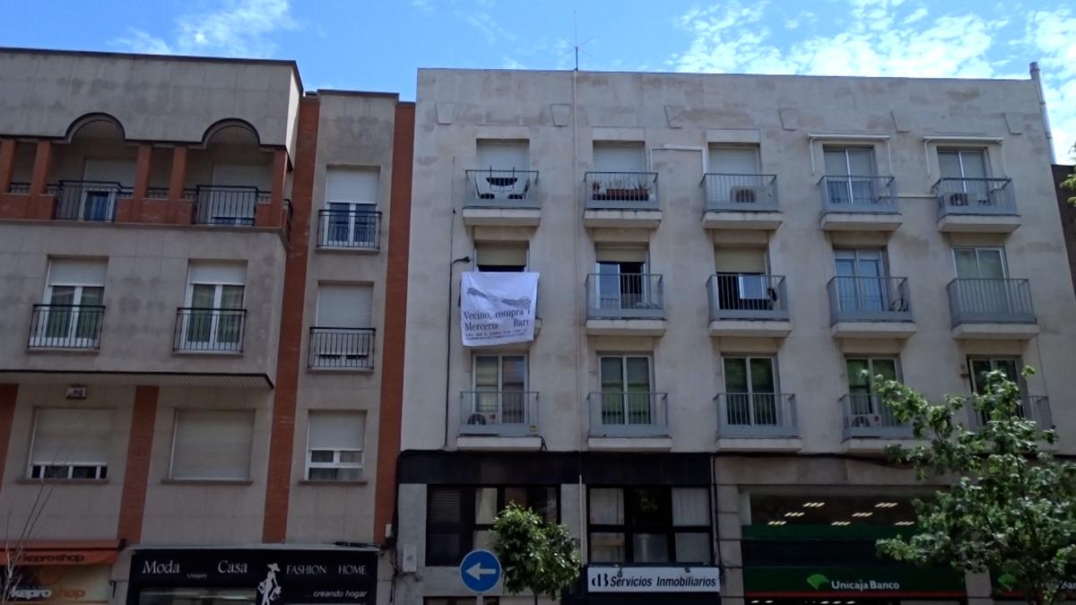 La historia detrás de las sábanas en los balcones que han aparecido en ...