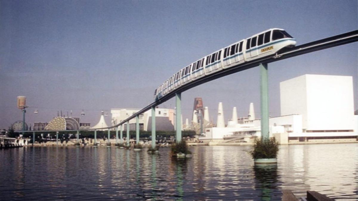 El tren de la Expo 92 de Sevilla termina de atracción en un parque temático