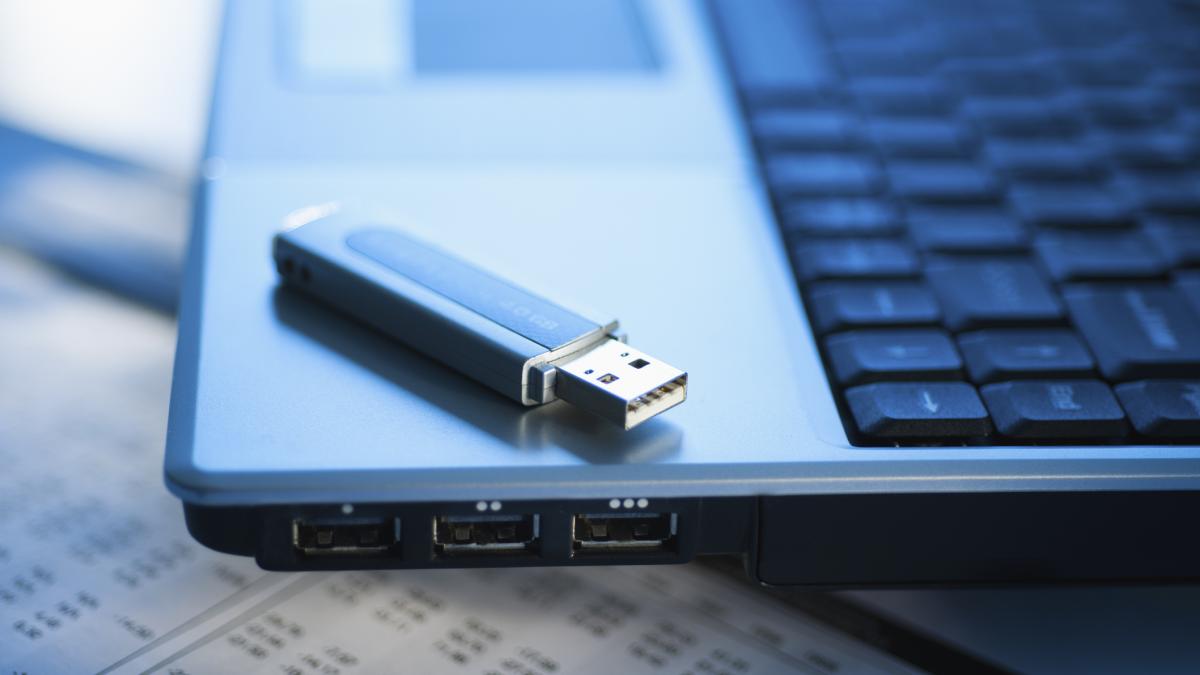 Un hombre se encuentra un USB con una nota y ni en mil años podía ...