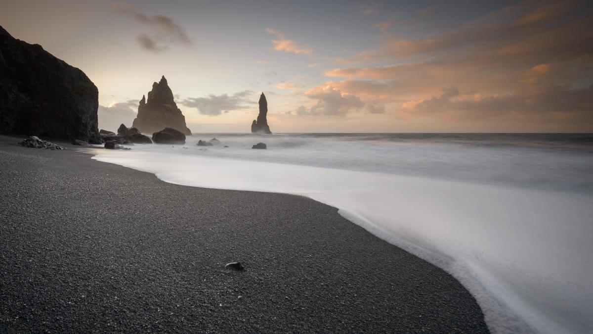 La playa española que es única en el mundo por el color de su arena