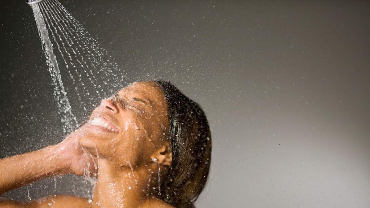 No sólo para combatir el calor: los beneficios de ducharse con agua fría
