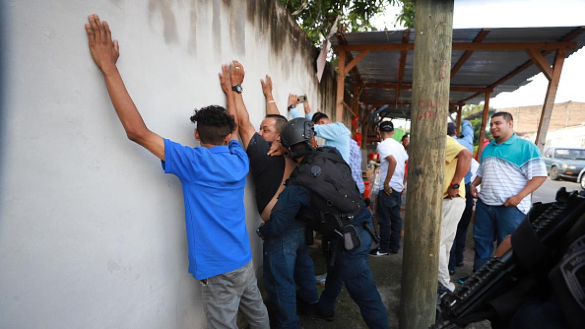 Esta es la diferencia entre un cacheo y un registro de la policía