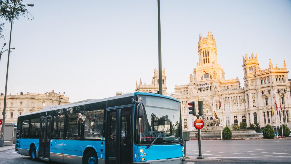 Un conductor de autobús de Madrid sufre un síncope y choca contra 5 ...