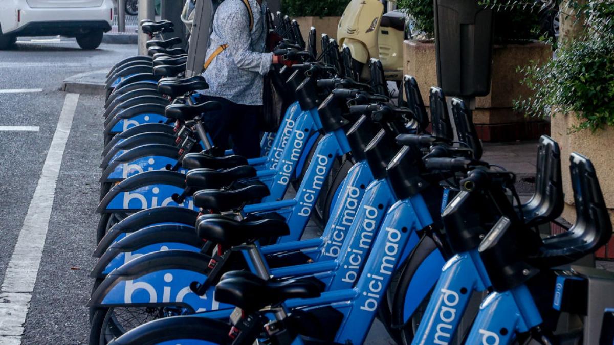 Sánchez activa un mecanismo para reducir las tarifas de Bicimad de ...