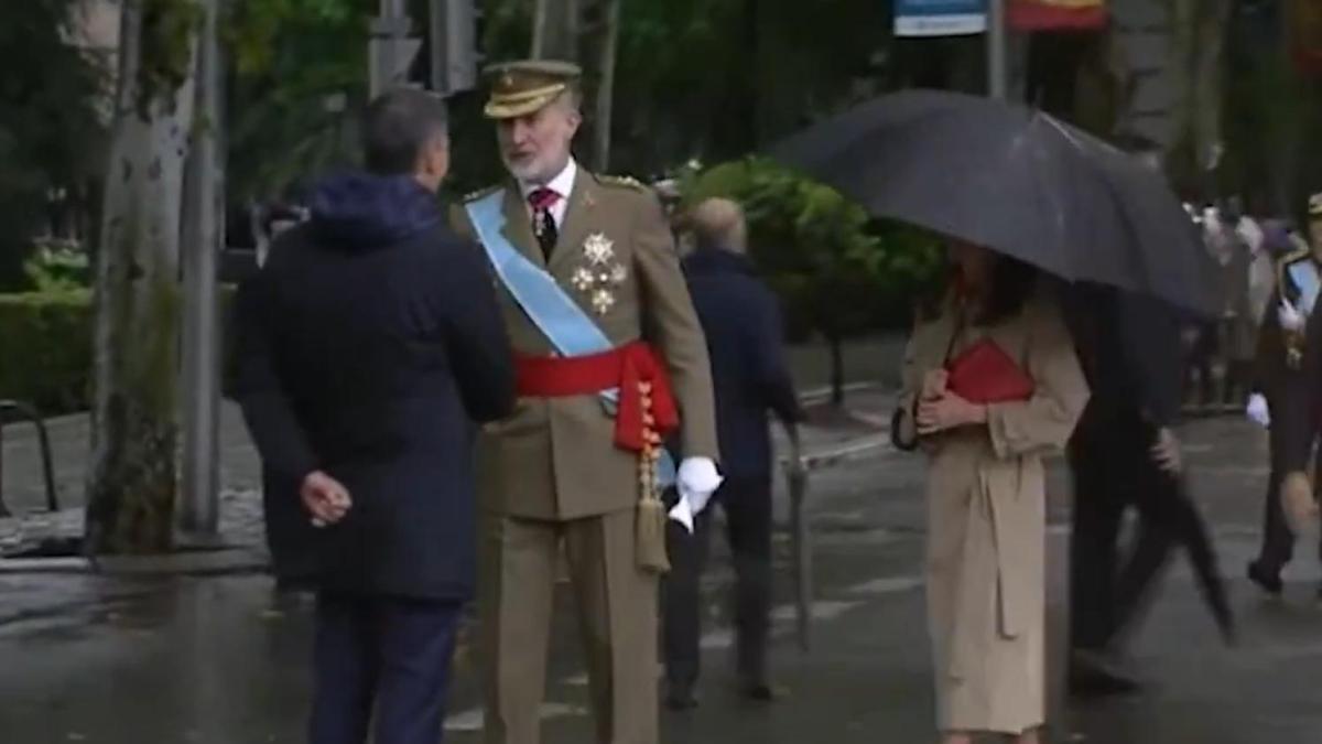 Un detalle de este momento de Pedro Sánchez con Felipe VI en el desfile del 12-O provoca el ...