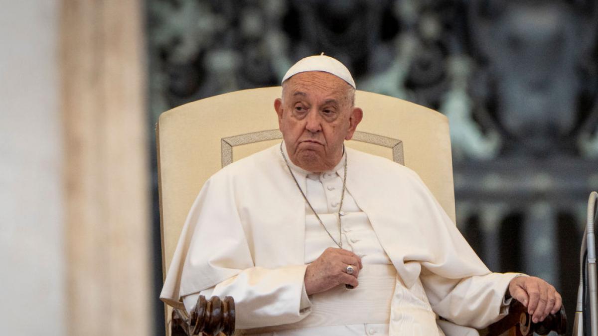 El papa sufre 'neumonía bilateral' y su cuadro clínico sigue siendo 'complejo'