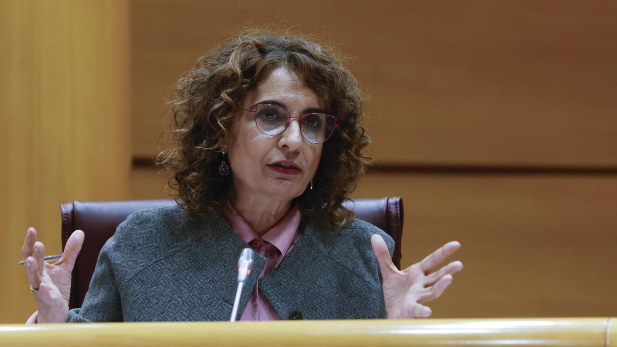 María Jesús Montero: 'Pongo la mano en el fuego por mi director de ...