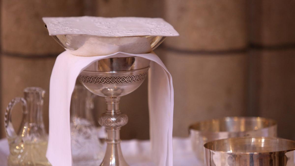 Un cáliz robado en Sevilla hace casi 25 años acaba en una tienda de ...