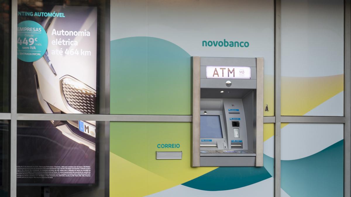 Piden revisar la ranura de los cajeros del banco para escapar de la ...