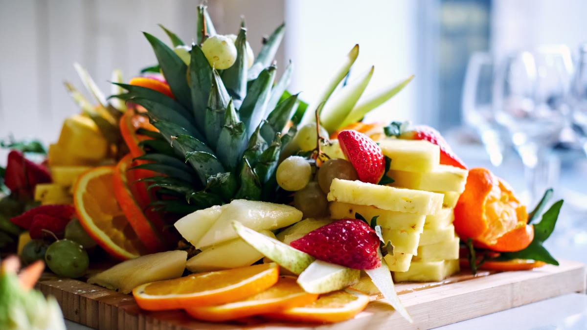 Lavar la fruta en el grifo no es suficiente: un experto sentencia el ...