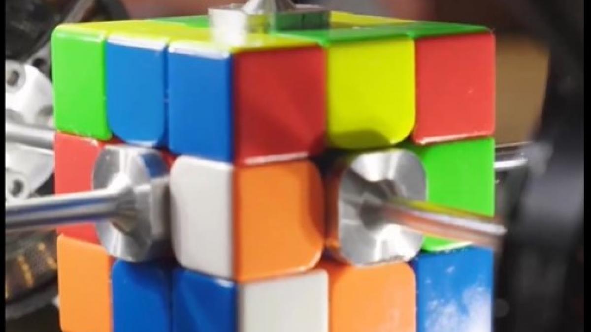 Así se ve el récord del mundo en resolver un cubo de Rubik por un robot ...