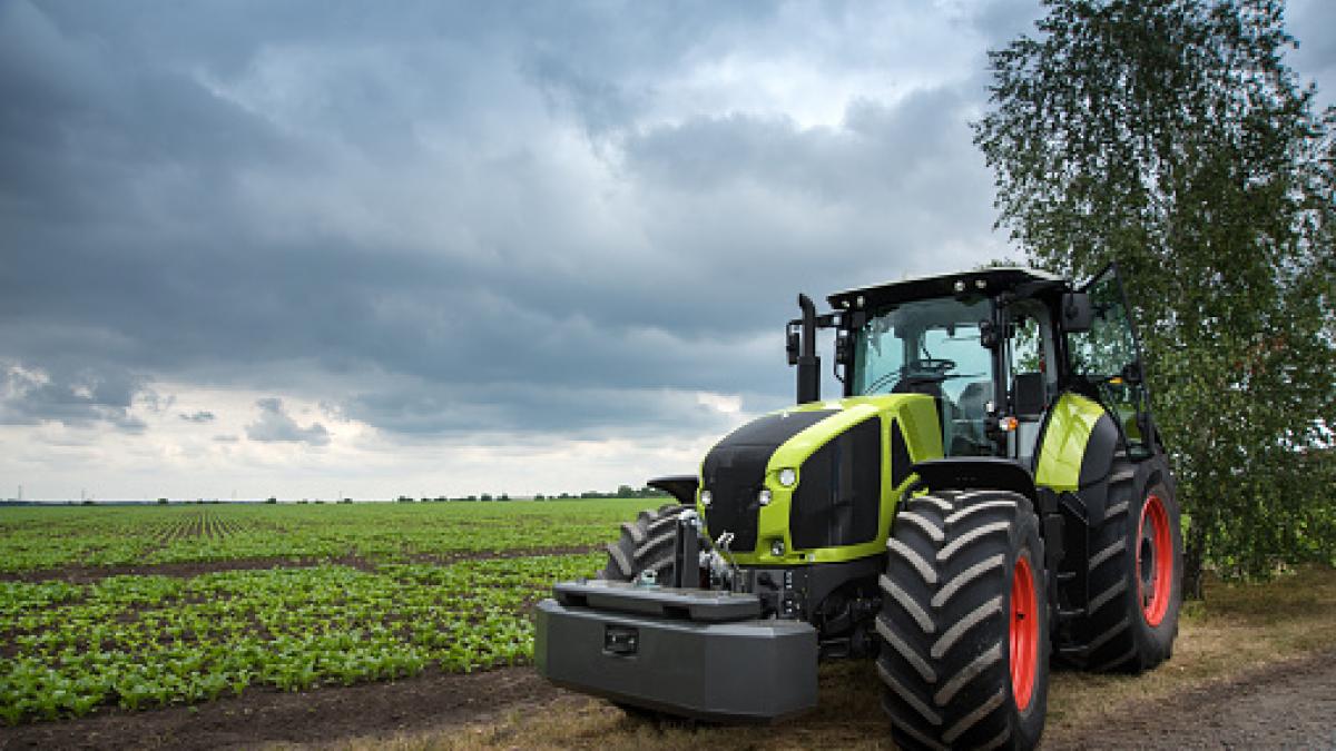 Un hombre sale con su tractor y empiezan a gritarle que se detenga para ...
