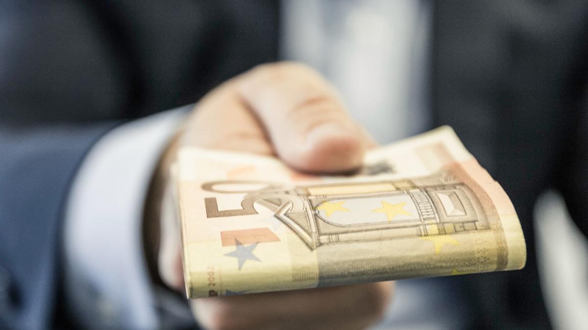 Un abogado ofrece 85 euros a una compañera por llevarle el caso y se ...