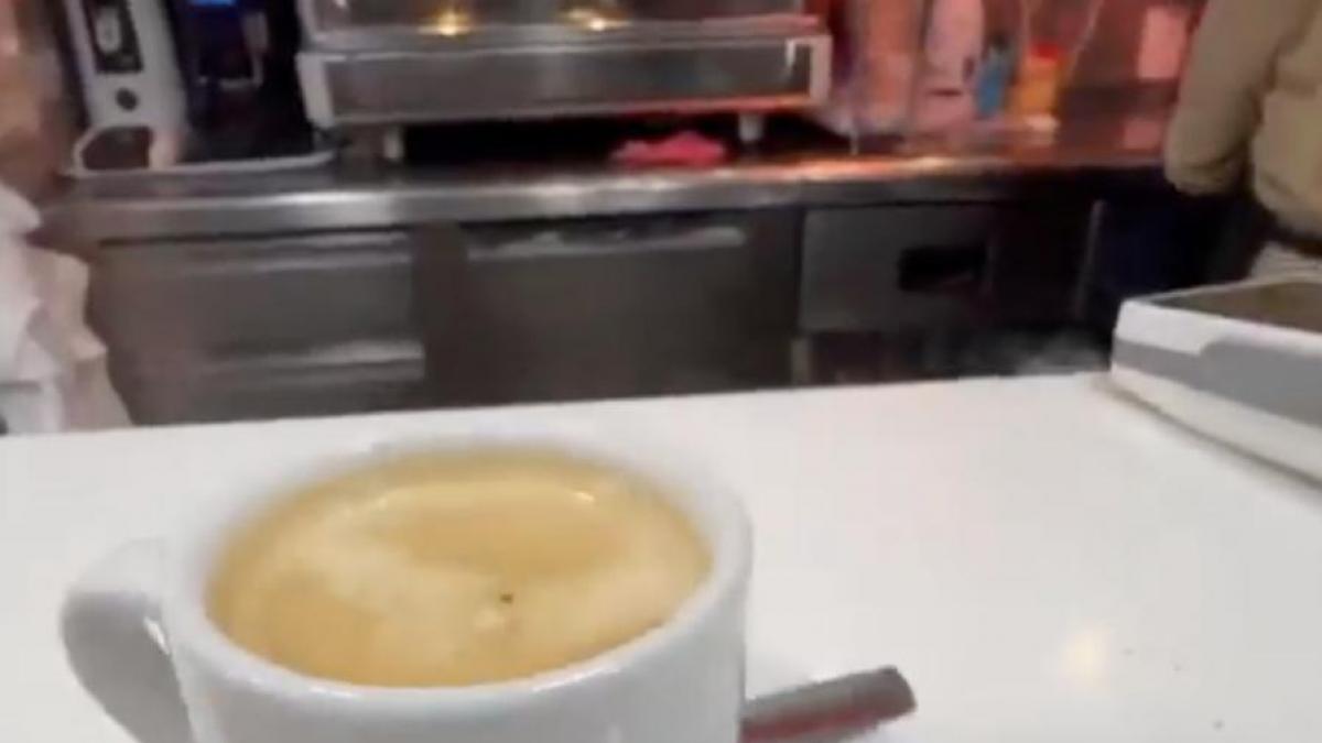 Pide un café corto y le sirven lo de la foto: lo que ocurre después genera una reacción casi unánime