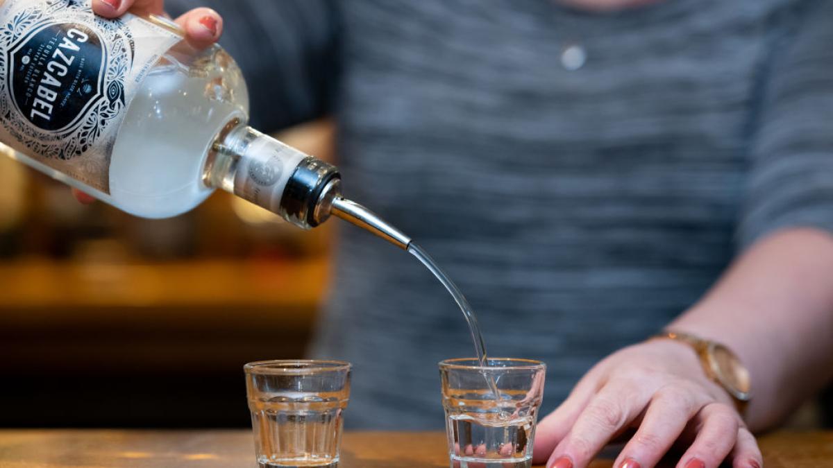 Ver para creer la oferta en un pub de Oviedo: chupitos a 50 céntimos a ...