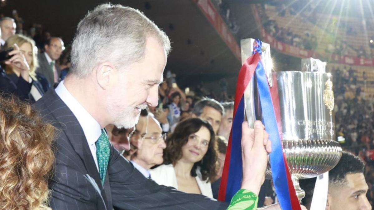 Esta imagen de Ayuso mientras Felipe VI entrega la Copa del Rey llama ...