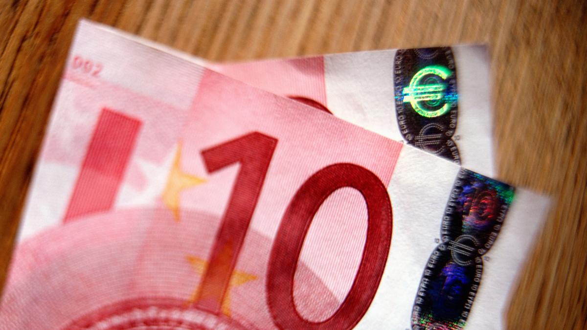 Deja 10 euros en su cuenta durante 20 años sin tocar ni un céntimo y se ...