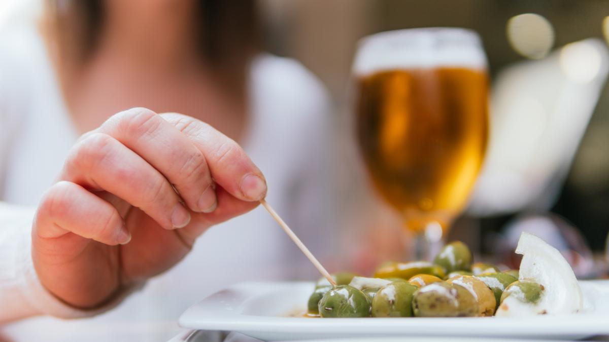Pide unas bebidas y unas aceitunas en un bar y cuando llega la cuenta ...