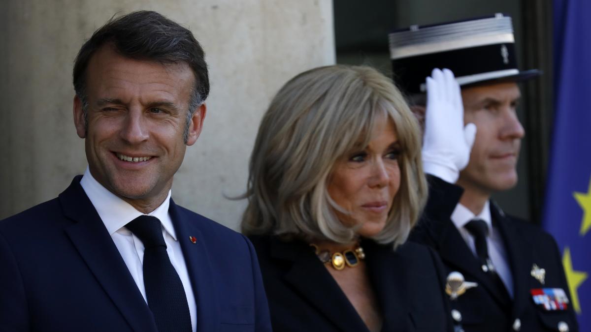 Macron va a bajar del avión y lo que sucede en ese instante está dando ...