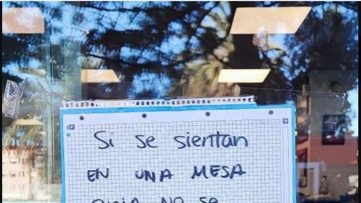 El cartel de aviso que ha colocado un bar caldea, y mucho, los ánimos