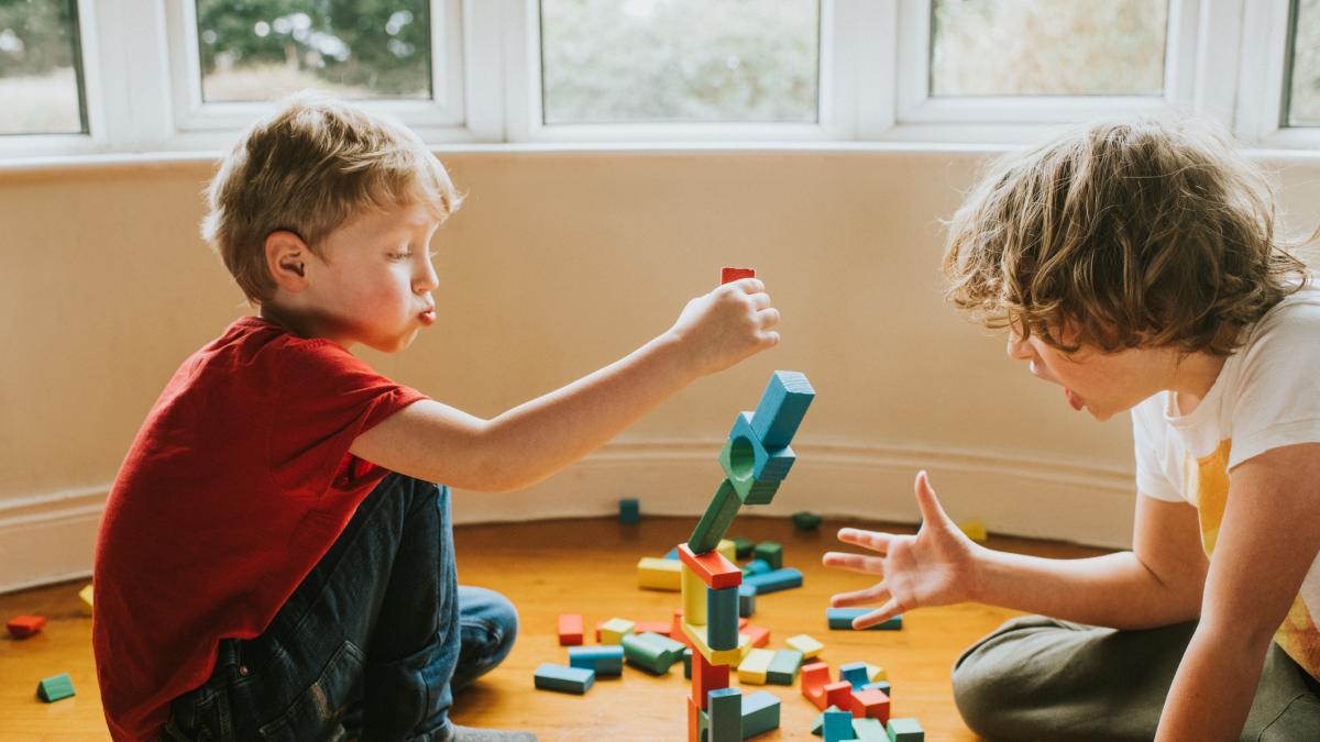 Algunos hermanos dejan de hablarse de adultos y los psicólogos apuntan ...
