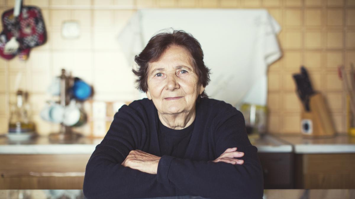 Una jubilada de 80 años construye su propia casa en solo 3 meses con ...