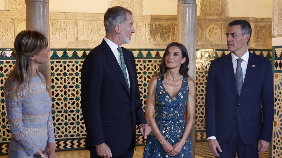 El comentado error de protocolo entre los reyes y Pedro Sánchez en Sevilla: tuvo que ser ...