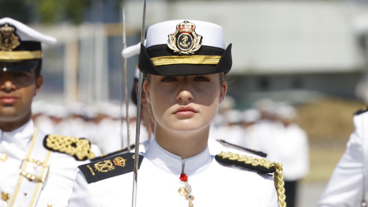 Un rey emocionado y feliz impone la Leonor Gran Cruz del Mérito Naval a ...