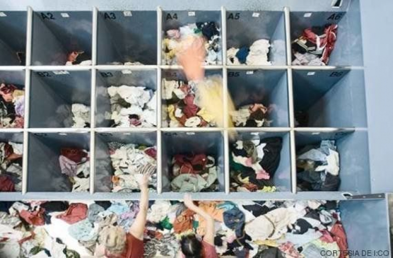¿Dónde acaba la ropa que das para reciclar en las tiendas? Así es el ...