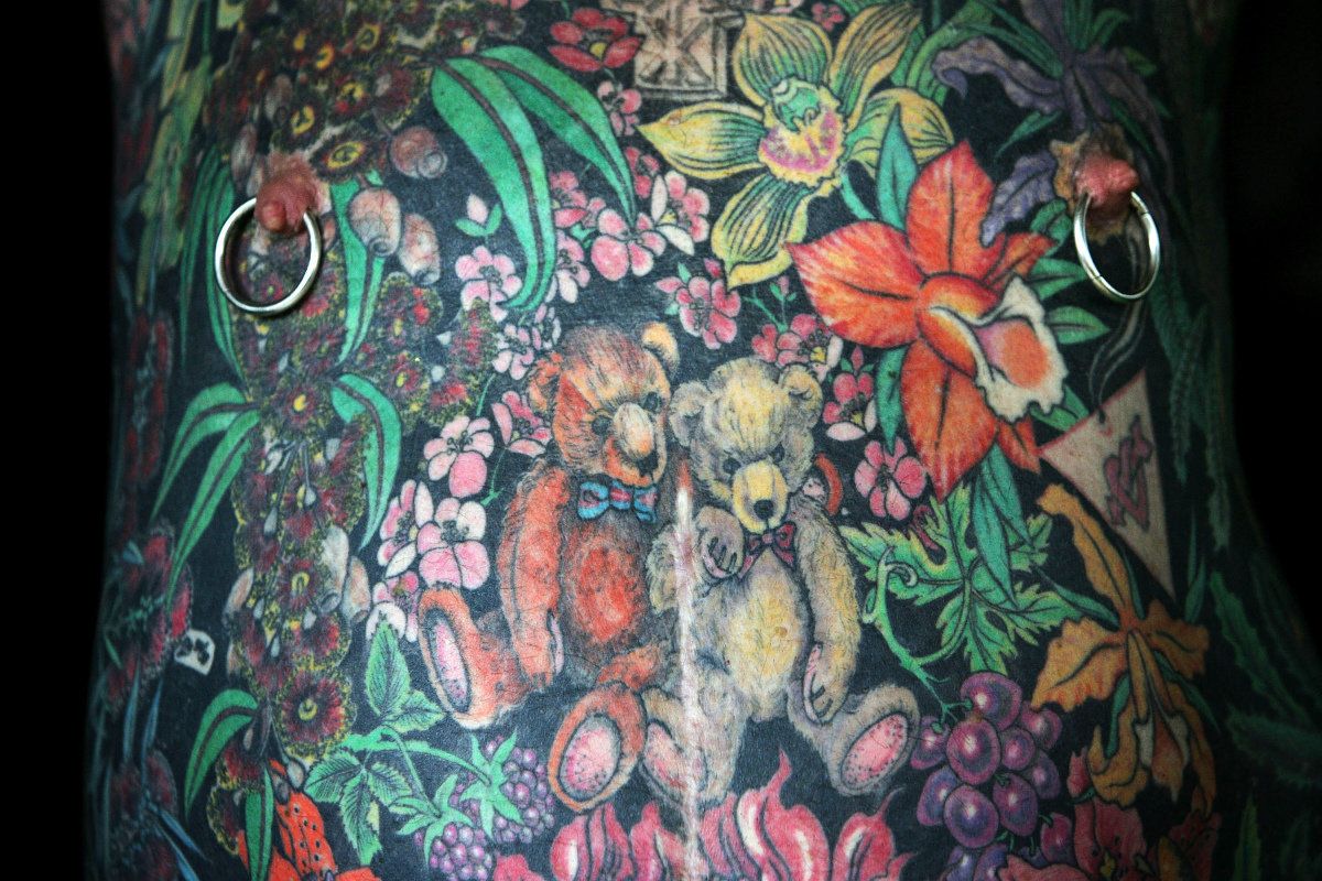 Tatuajes raros: tras 24 horas de flechazo se tatúa su nombre en la cara ...