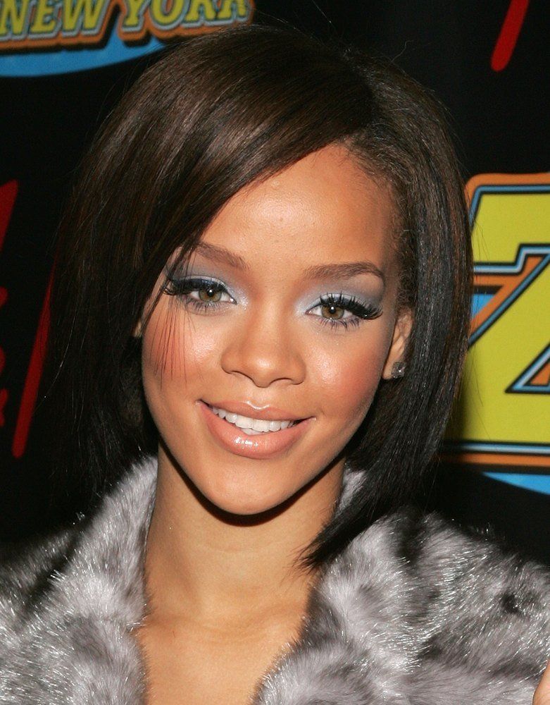 Rihanna cambia su melena por unas infinitas rastas