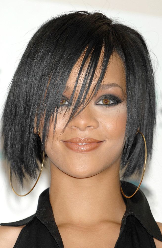 Rihanna cambia su melena por unas infinitas rastas