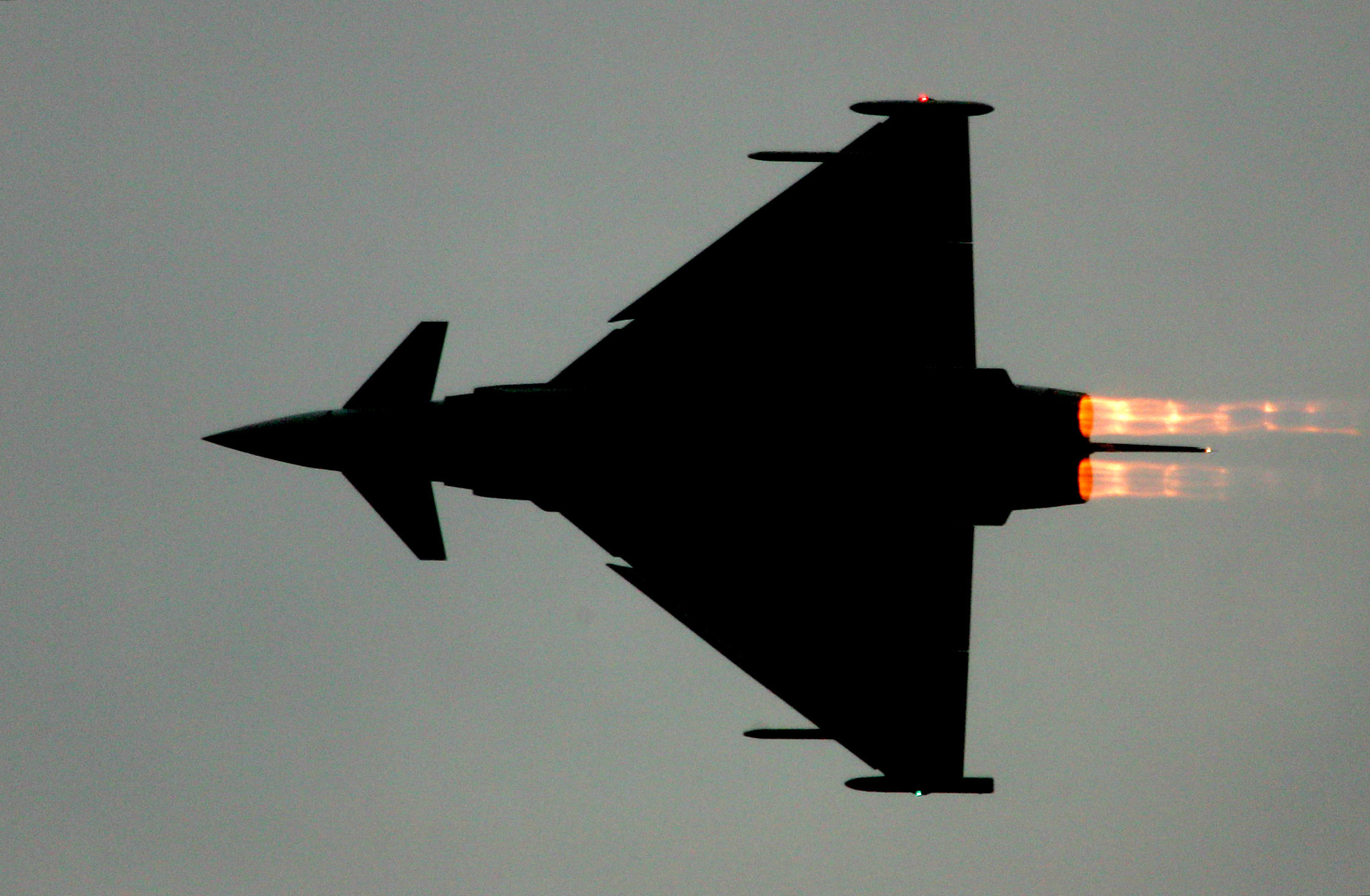 Ponen en la pista de aterrizaje al nuevo Eurofighter que elevará la ...