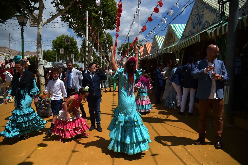 Un asturiano acude a la Feria de Abril, pide una jarra de rebujito y los sevillanos no pueden ...