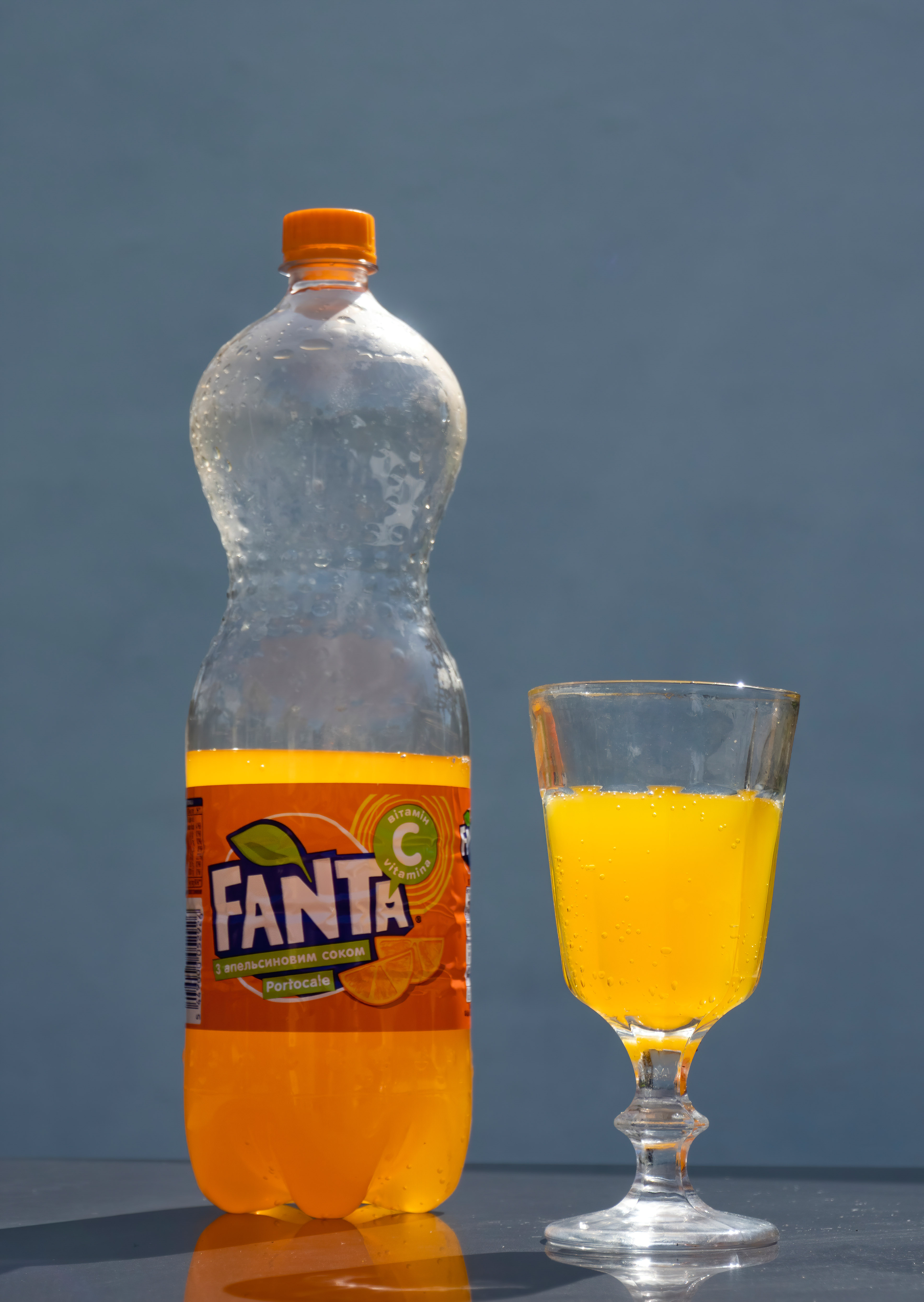 La razón por la que el color de la Fanta naranja cambia de un ...