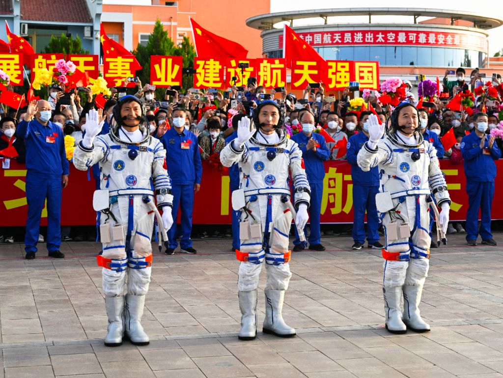 China lanza la misión tripulada que estrenará su propia estación espacial