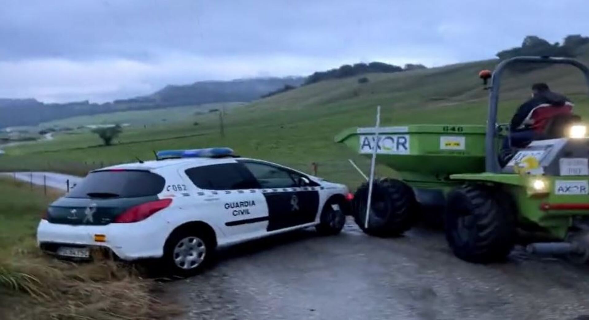 Un ganadero siembra el caos tras embestir su tractor contra un coche de ...