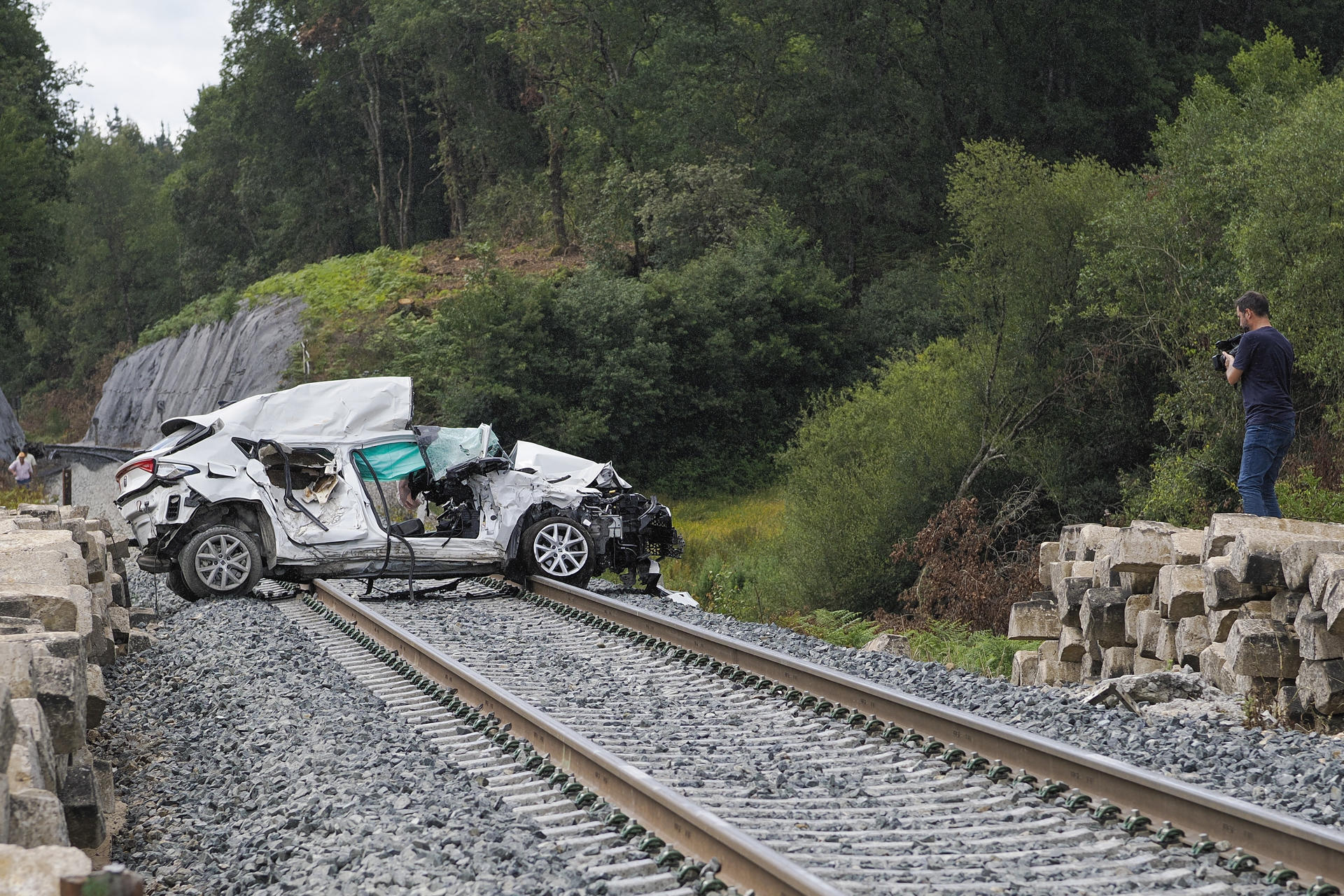 Dos muertos y un herido grave al arrollar un tren a un coche en un paso ...